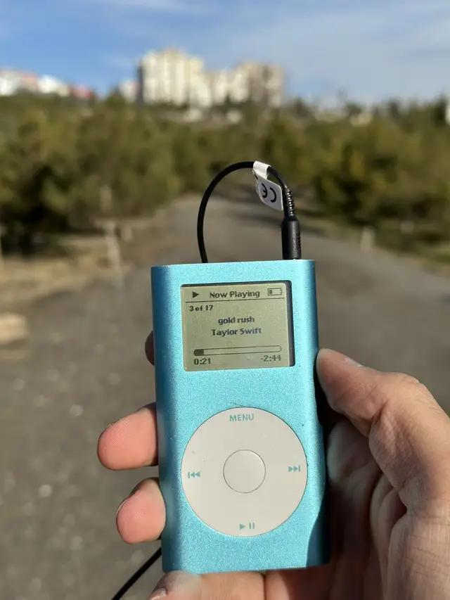 I saw your 4th gen iPod, and raise you Taylor Swift on a 2nd Gen iPod Mini | Scrolller