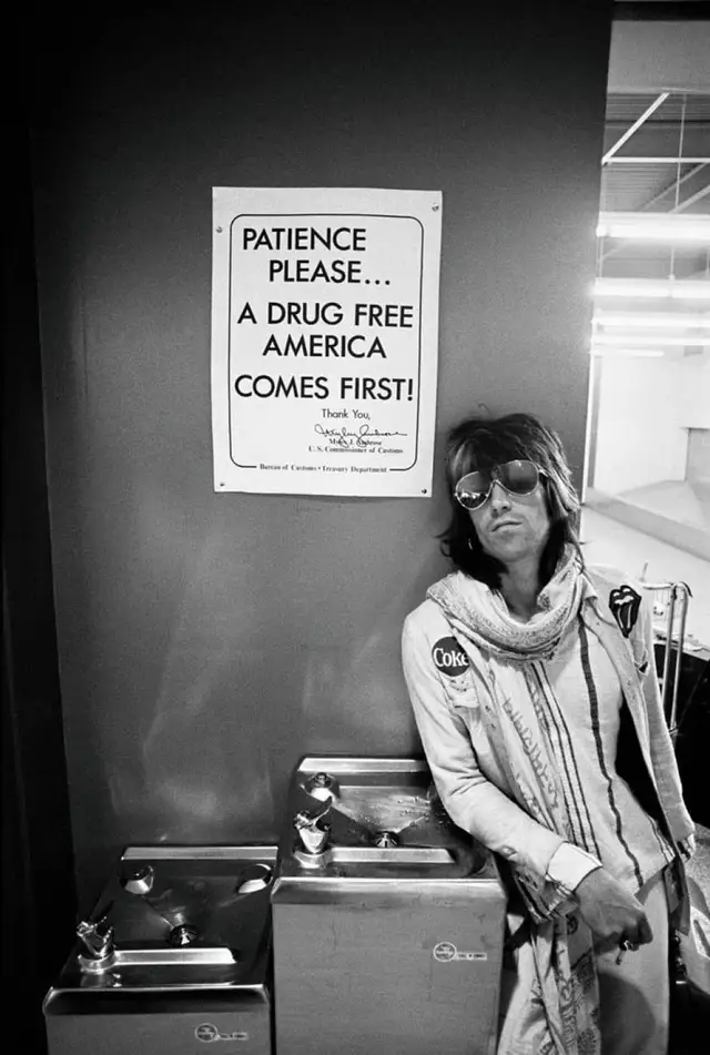 Keith Richards posing at US Customs in 1972 | Scrolller