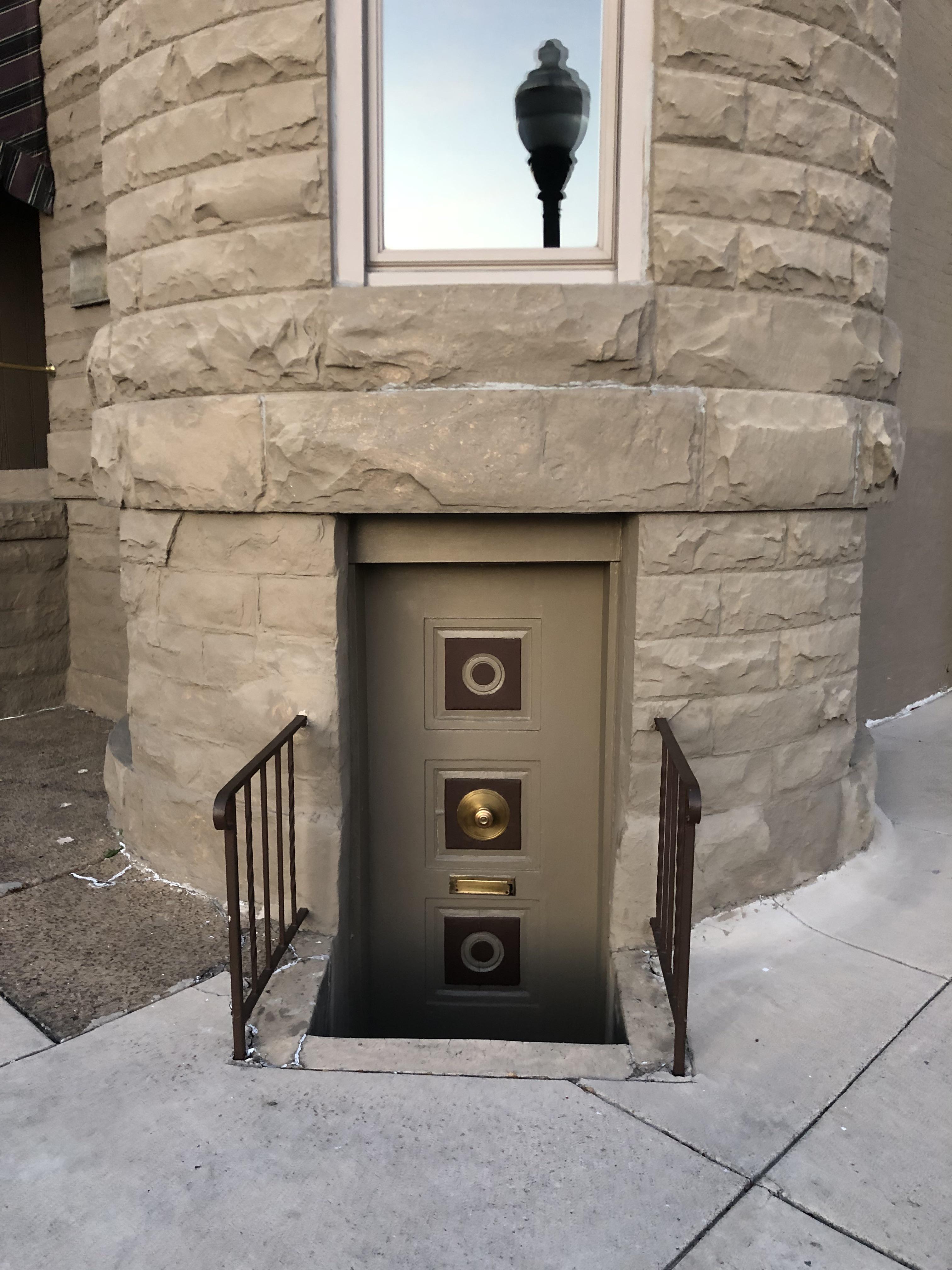 Corner Entrance with Center Knob | Scrolller