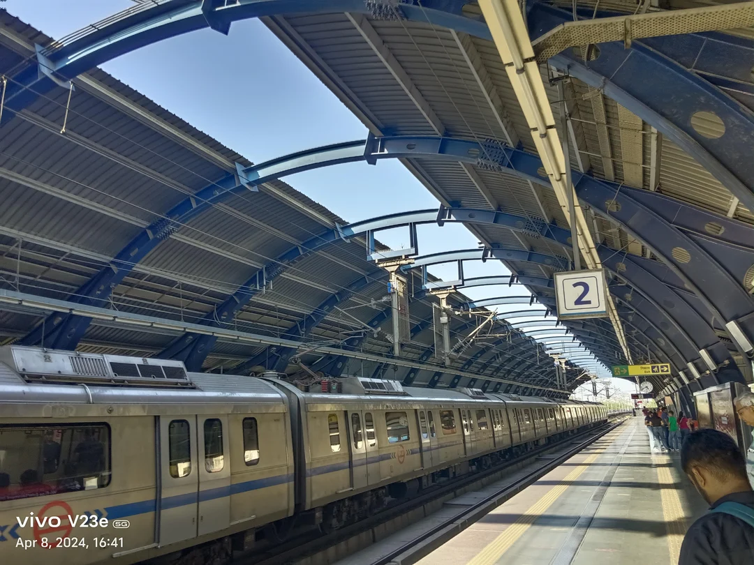 Why metro station's roof have this gap in their structure?? | Scrolller