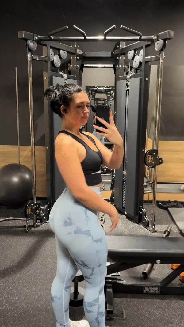 gym girl flexing between her sets | Scrolller