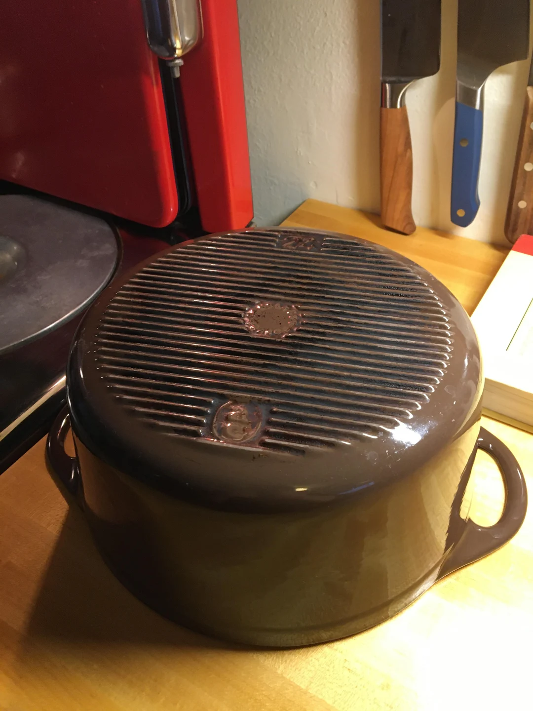Why is the bottom of my dutch oven "ribbed"? | Scrolller