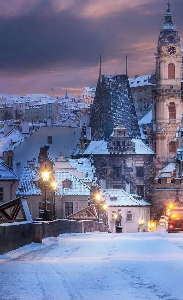 This charming nightime snow scene in Prague | Scrolller