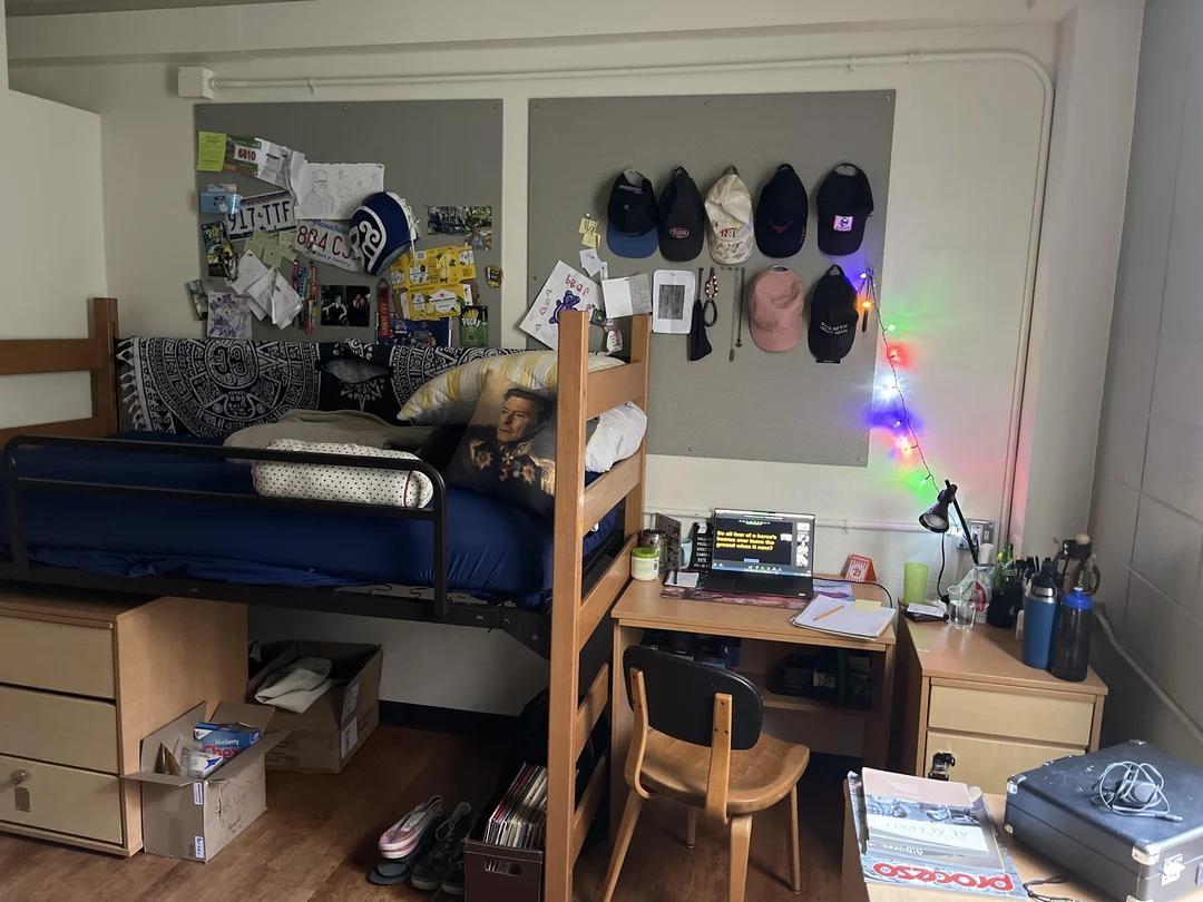 My Side of my College Dorm | Scrolller