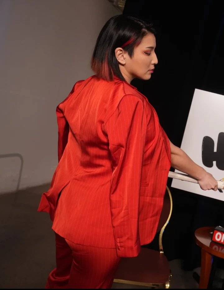 Red Suit Shida from Hey(EW) appearance | Scrolller