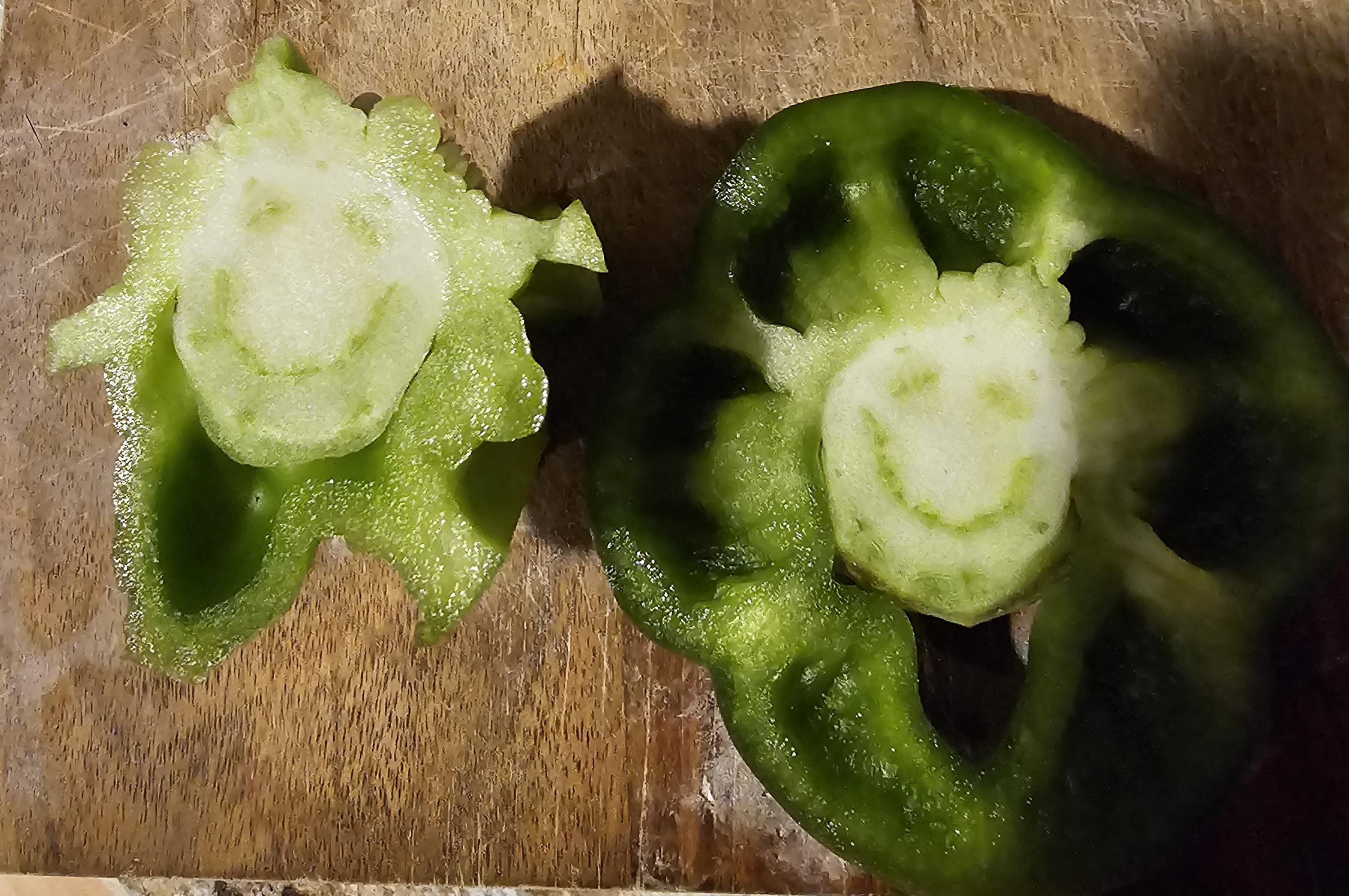 This smiley face in my green pepper | Scrolller