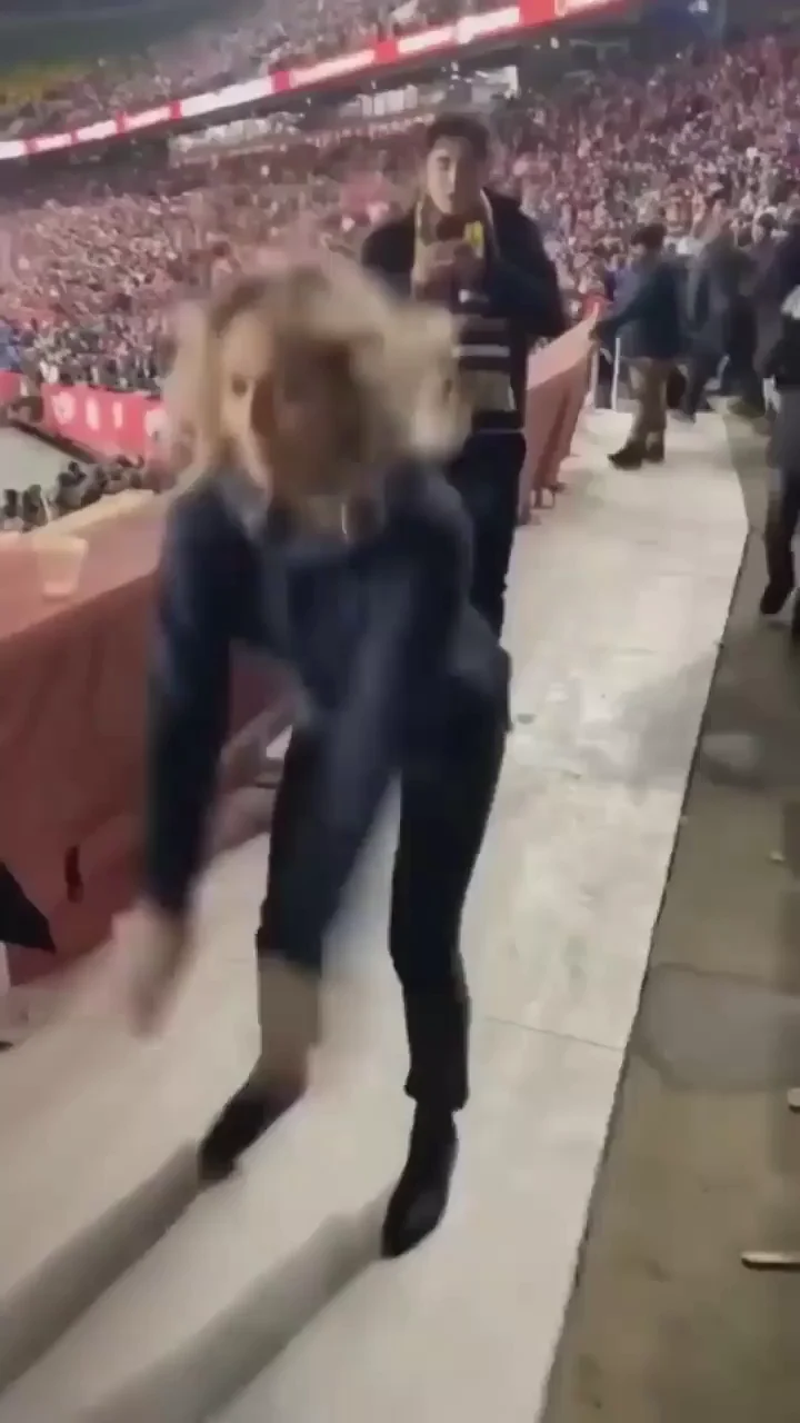 HMC while she showing-off infront of everyone... | Scrolller