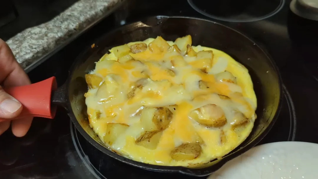 Slidey potatoes, eggs, and cheese | Scrolller