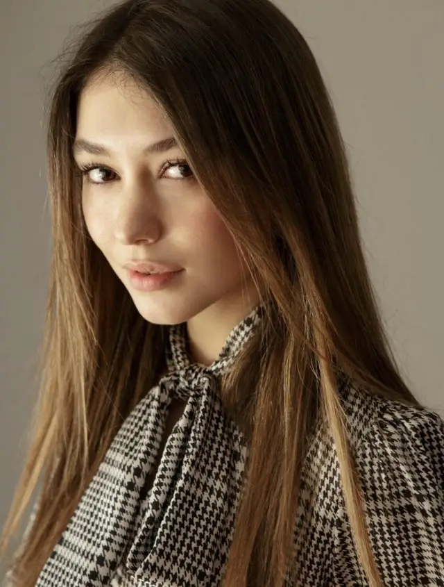 Lilly Lagodka | Scrolller