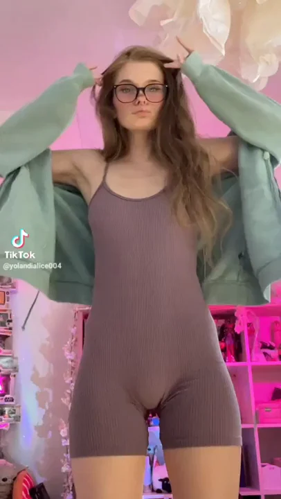 Shes light weighted, easy to handle | Scrolller