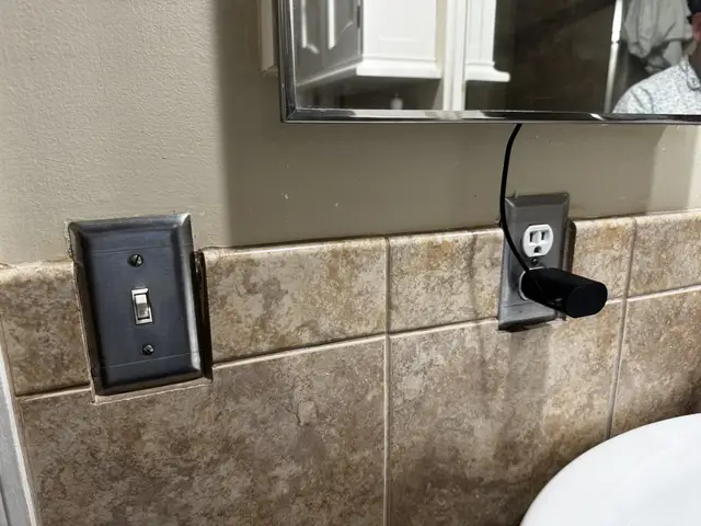 How to I repair this backsplash | Scrolller