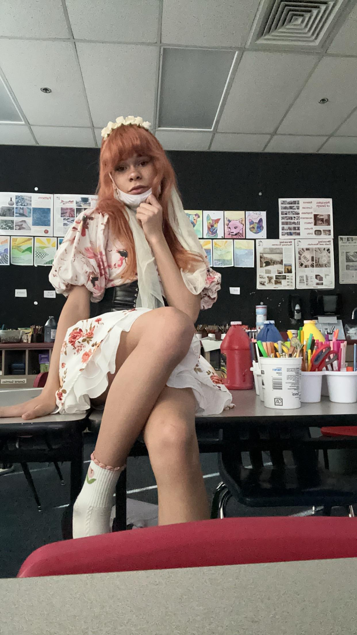 Artroom posing | Scrolller