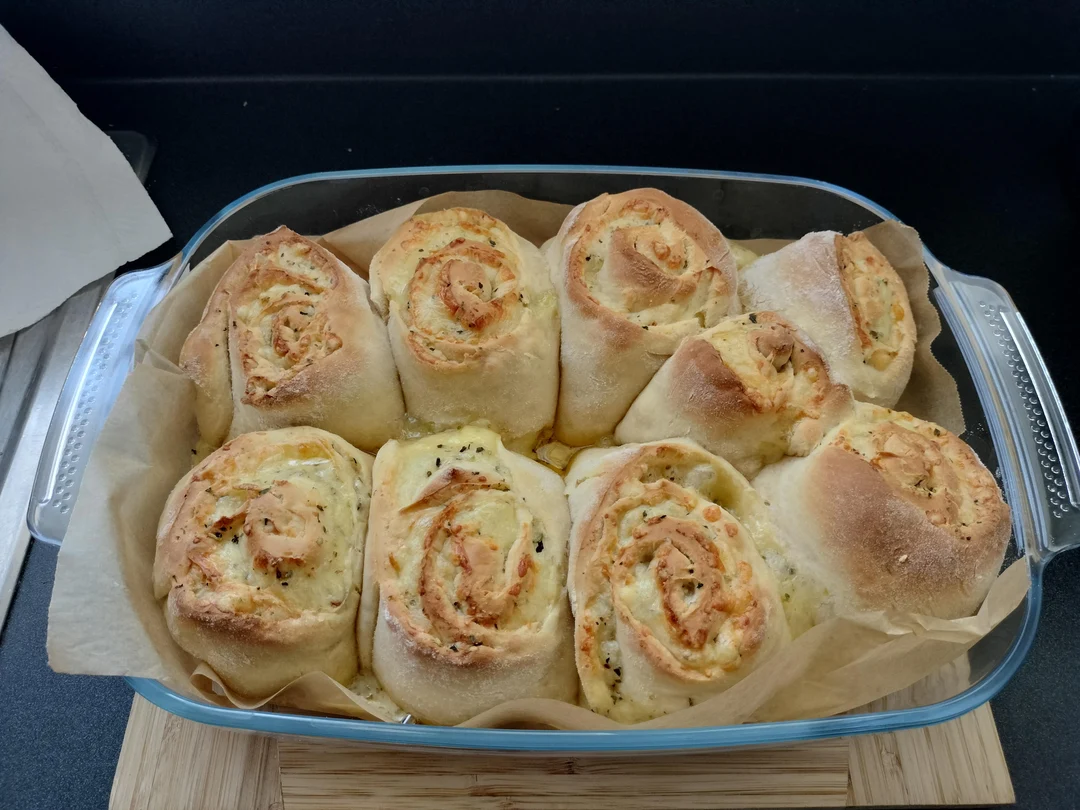 Cheese, Garlic and Italian Herb Scrolls | Scrolller