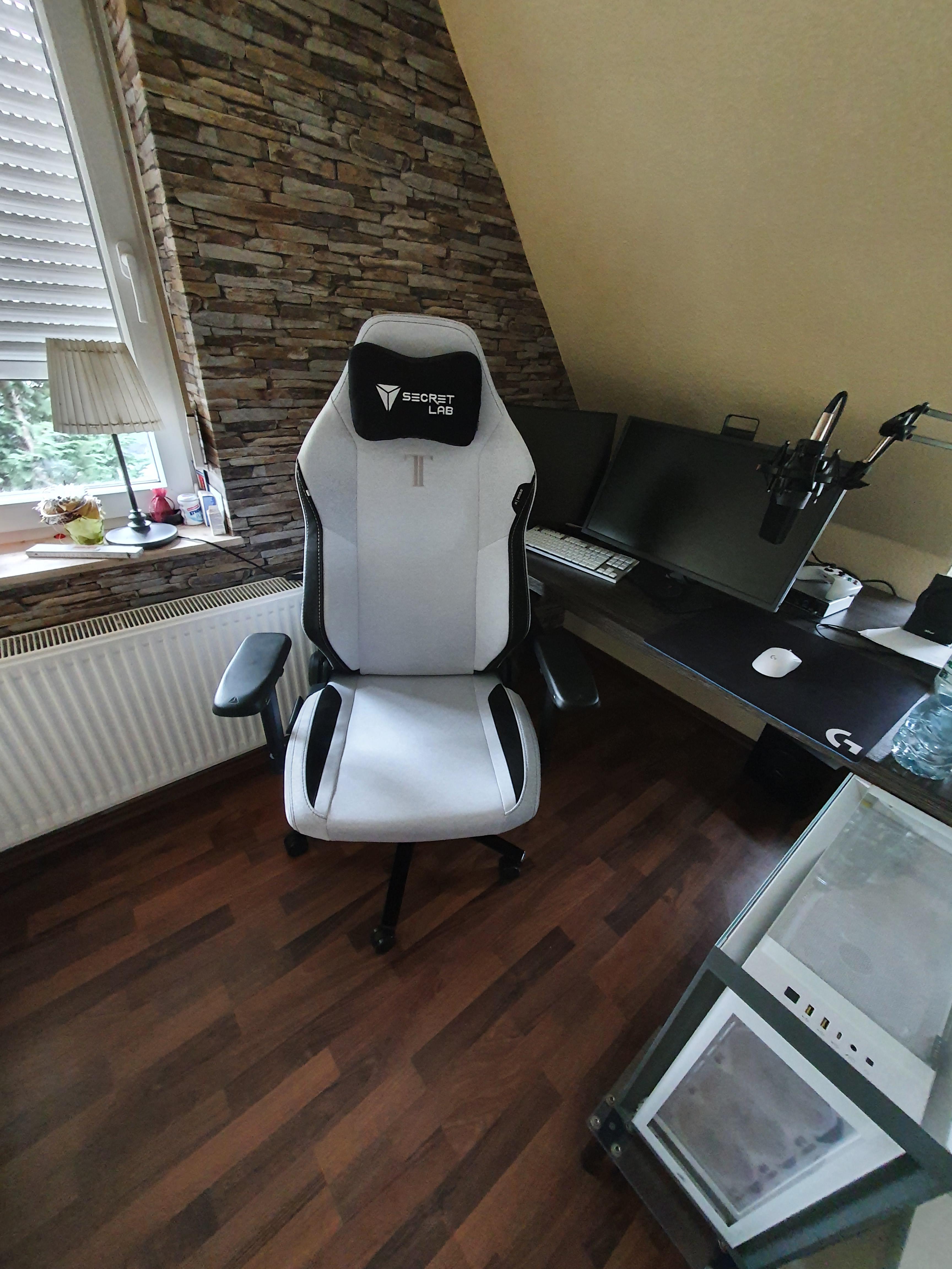 new #secretlab chair. Going for white setup | Scrolller