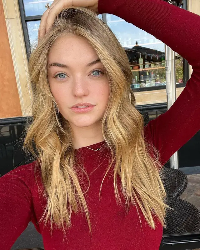 Willow Hand | Scrolller