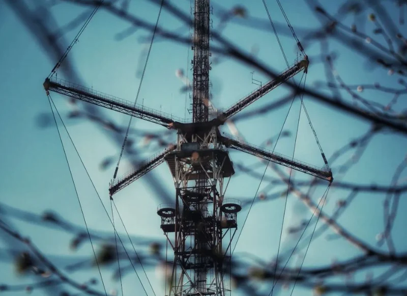 big steeltower behind the trees | Scrolller