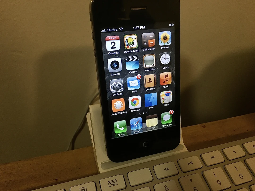 iPhone 4 Daily Driver Challenge: 1 Week Later!! | Scrolller