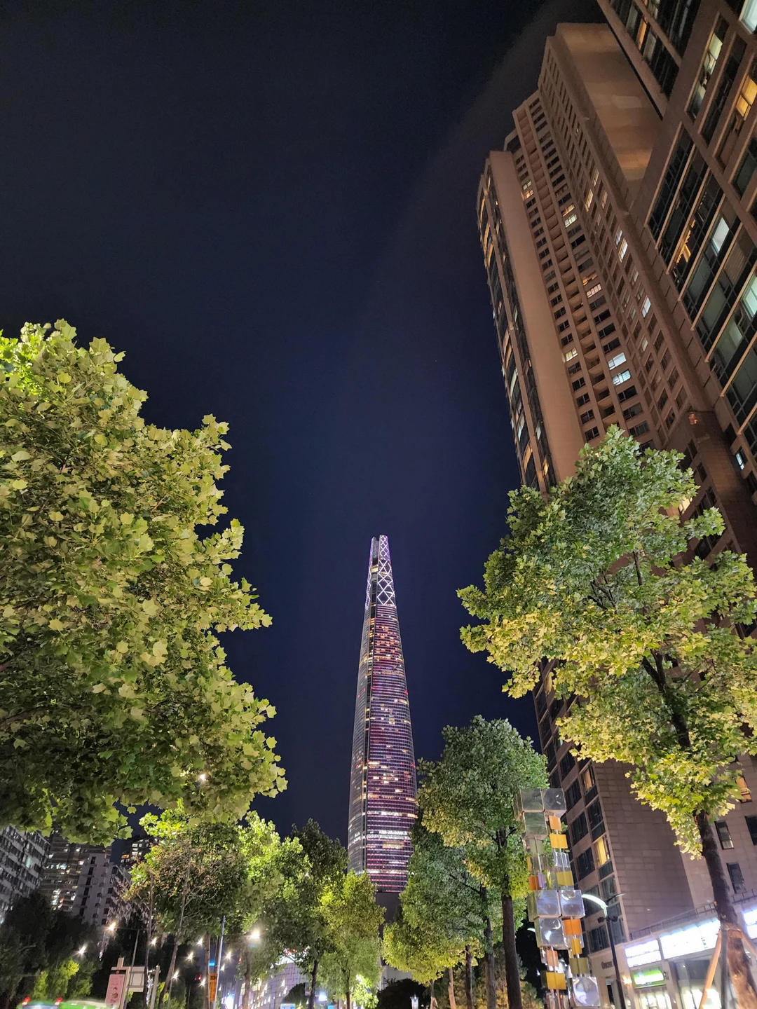 The lotte tower in seoul | Scrolller