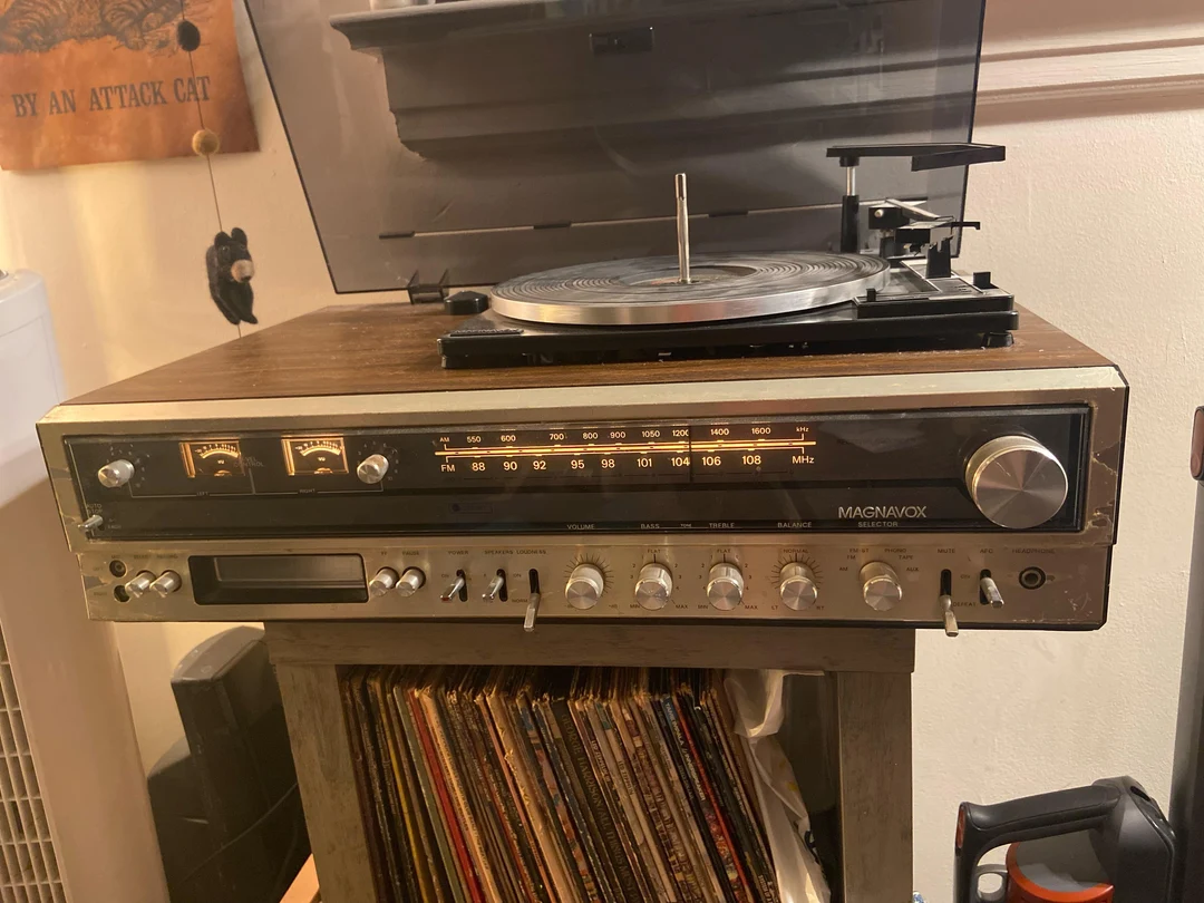 Anyone know anything about this magnavox turntable? | Scrolller