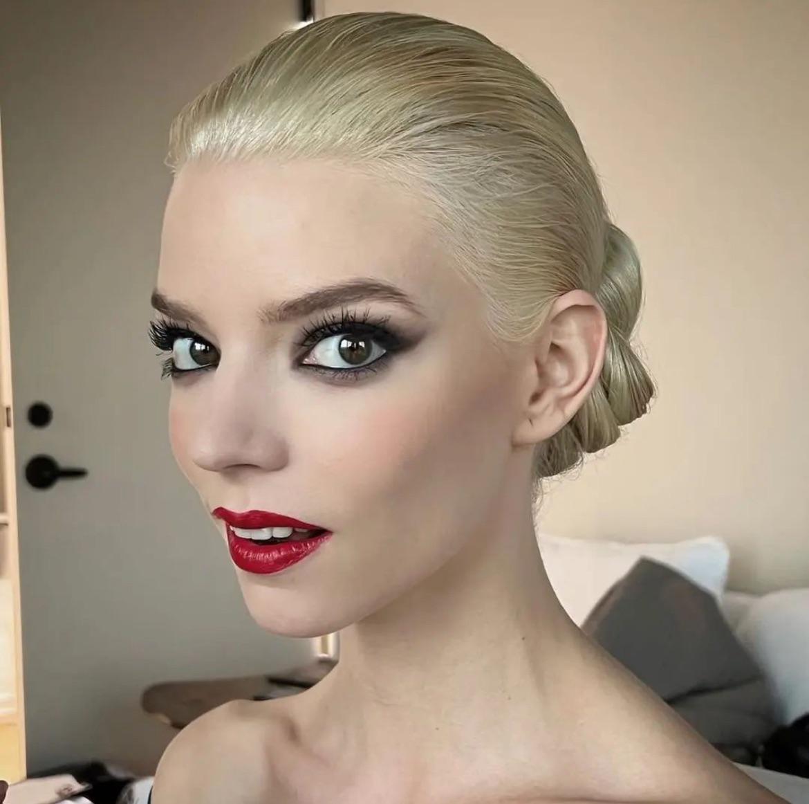 Glamorous Anya | Scrolller