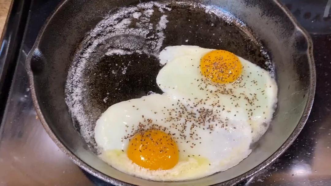 Low heat sliding eggs. | Scrolller