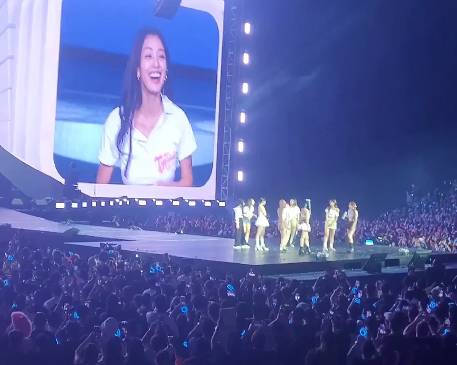 Jihyo singing her Feel Special solo again (had mic trouble during the actual performance ...