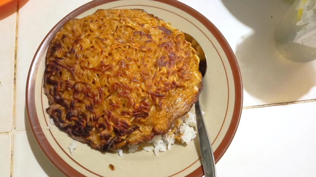 Omelet Indomie Rendang | Scrolller