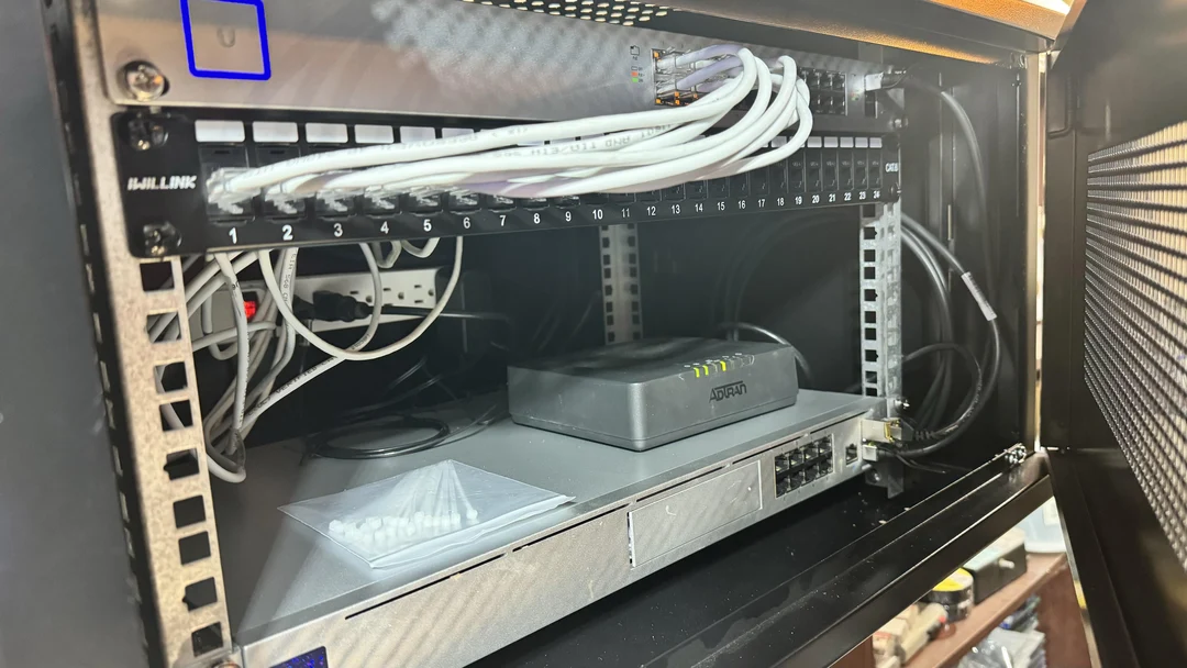 Finally got a rack and cleaned up my setup. | Scrolller