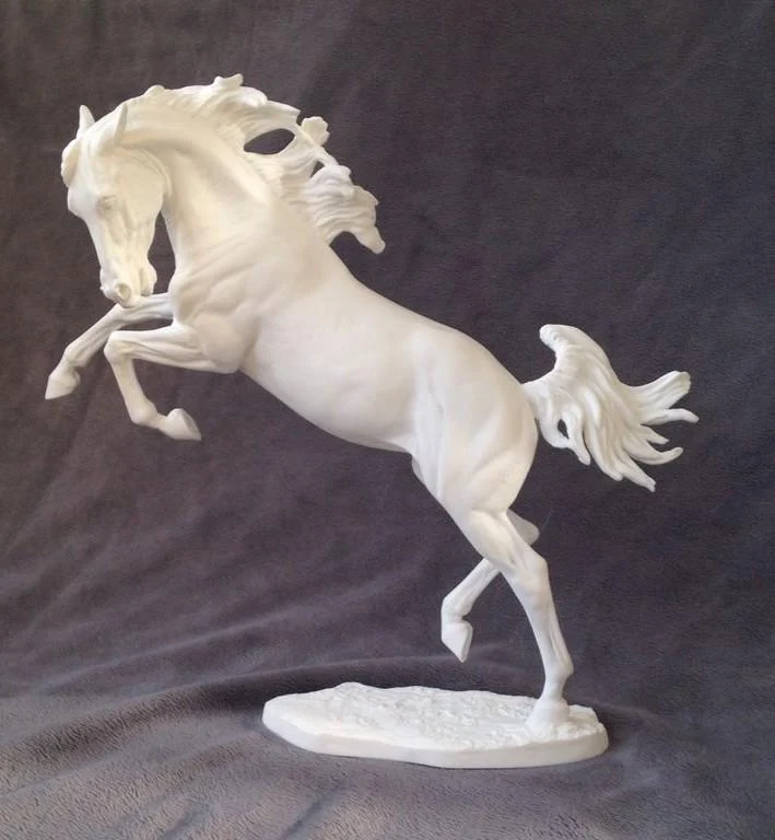 White Horse Statue | Scrolller