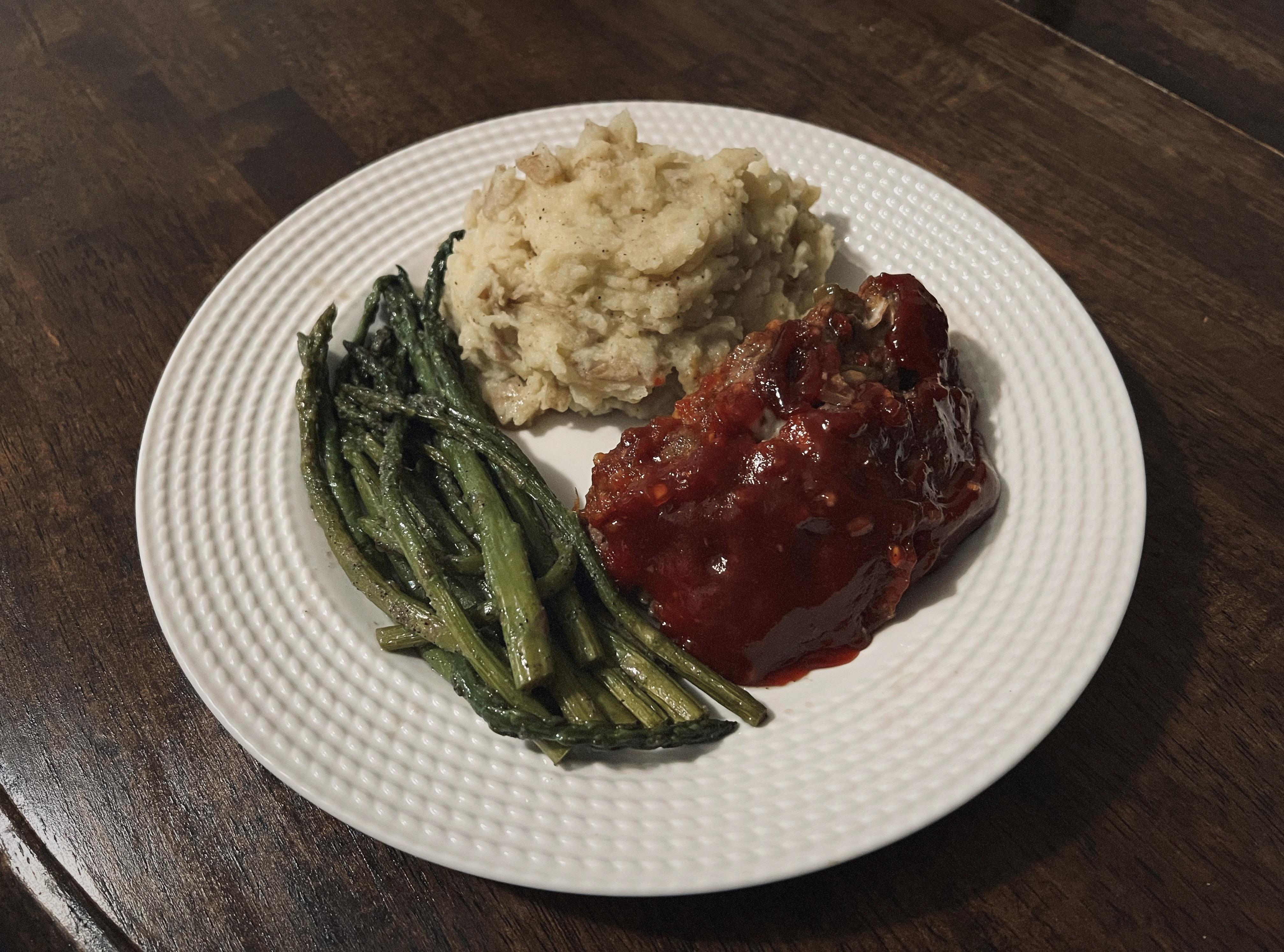 [Homemade] Meatloaf, asparagus, and garlic mashed potato’s. | Scrolller