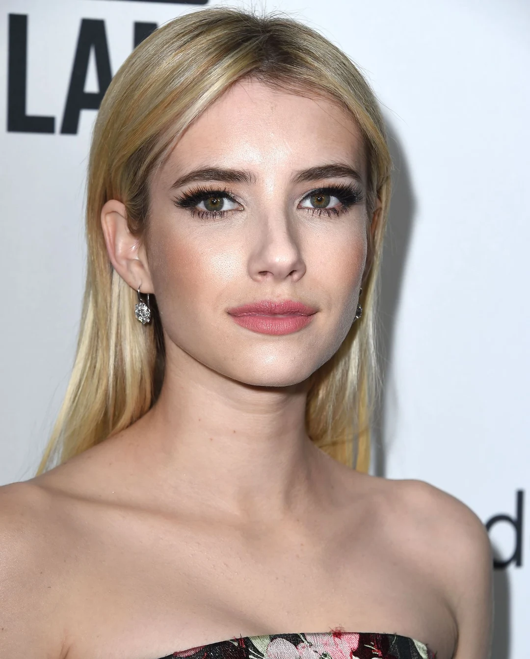 Emma Roberts | Scrolller