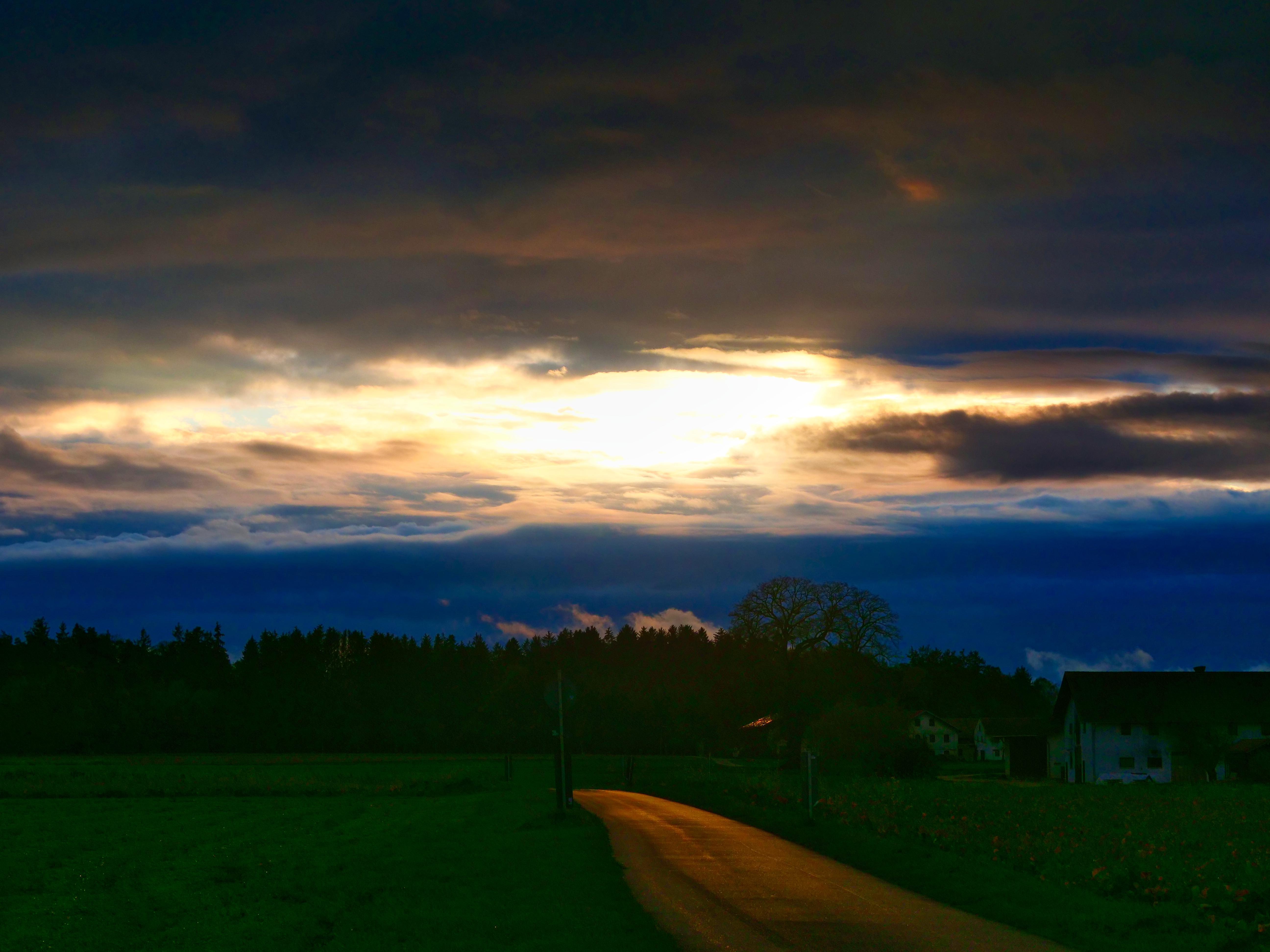 Just before Sunset the sun manages to find a gap between the clouds (OC) | Scrolller