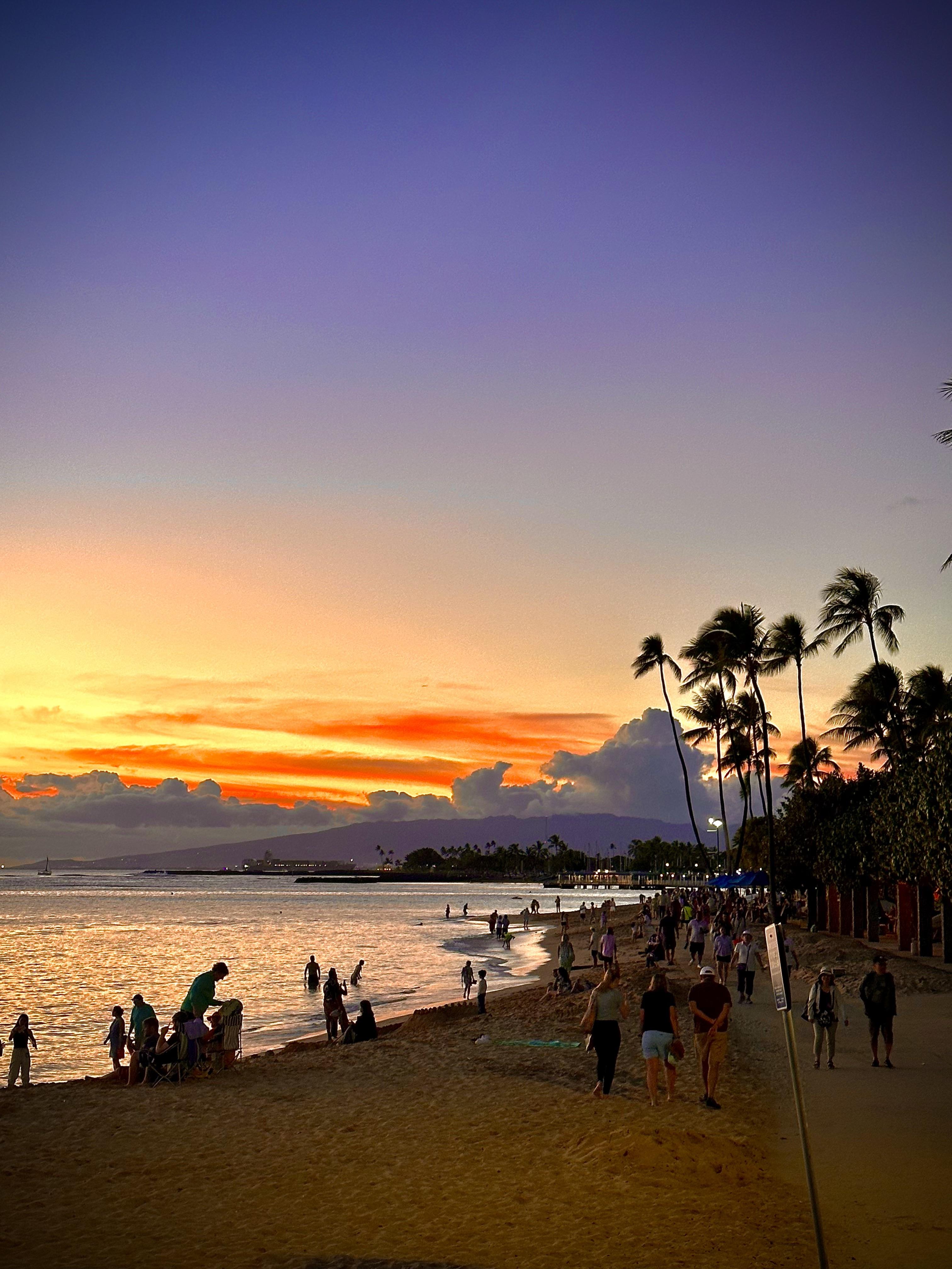 Waikiki Beach November sunset 🌺 | Scrolller