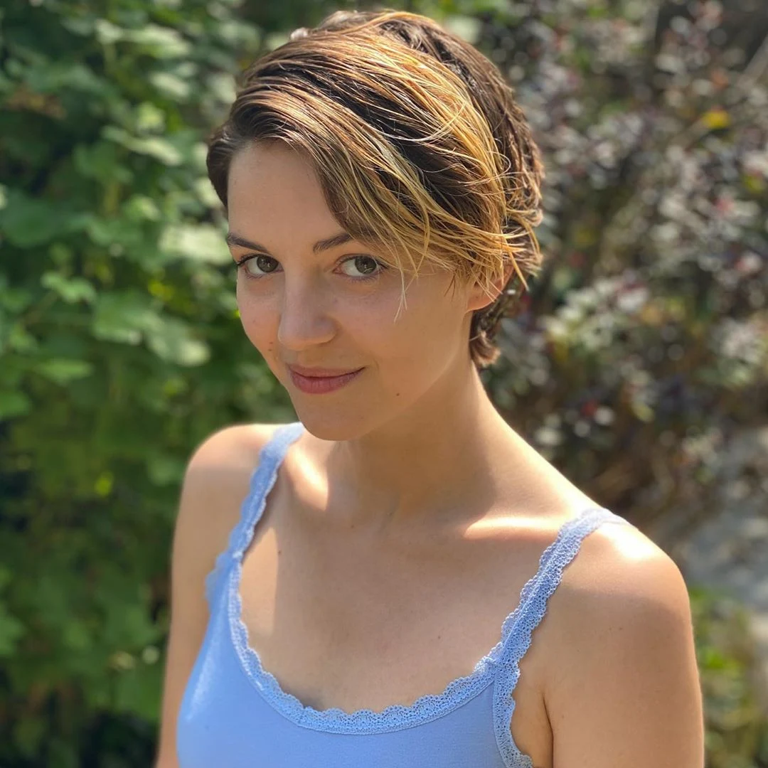 Ella Hunt | Scrolller