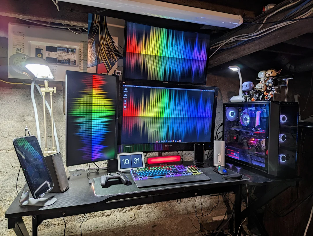 Discover more like Unixporn: [Desktop] My Techno-Cellar. Triple-screen Xbuntu setup in the ...