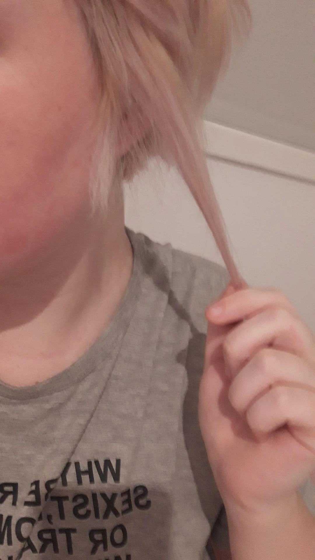 Help! I'm trying to grow this bit of hair but I've noticed a chunk has snapped off | Scrolller