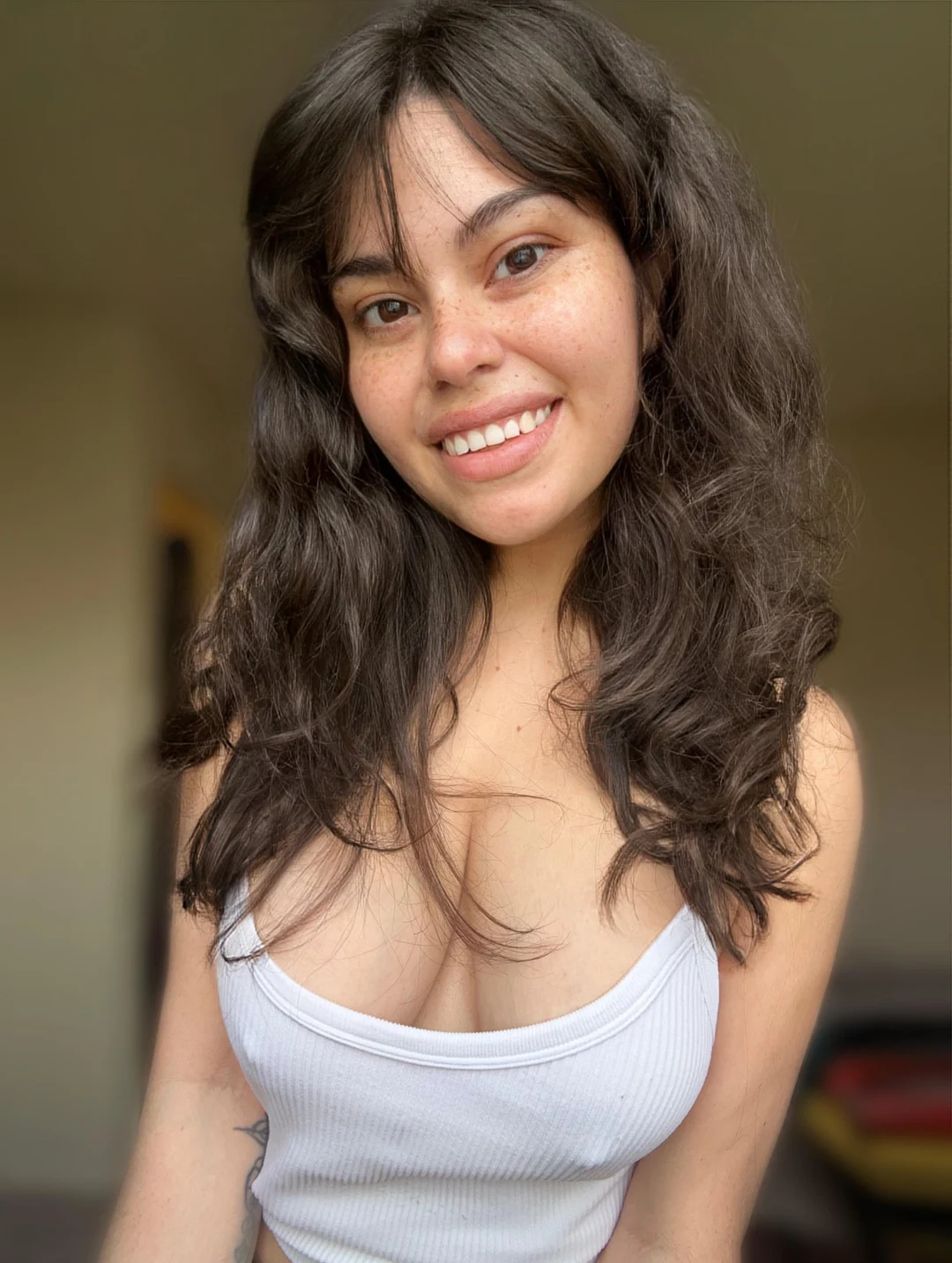 Messy bed head & no bra. Cute? | Scrolller