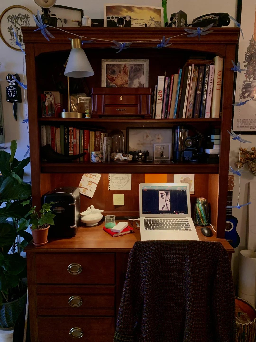 My cozy work place, filled with the stuff I like. | Scrolller