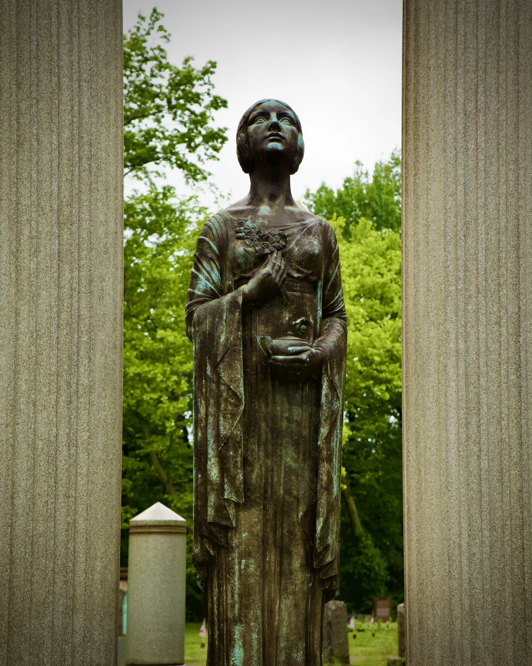 "Looking Up" Grave Marker - Niles Rd. Cemetery, Warren, OH [OC] | Scrolller