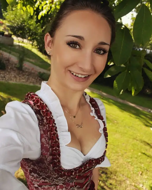 Dirndl | Scrolller