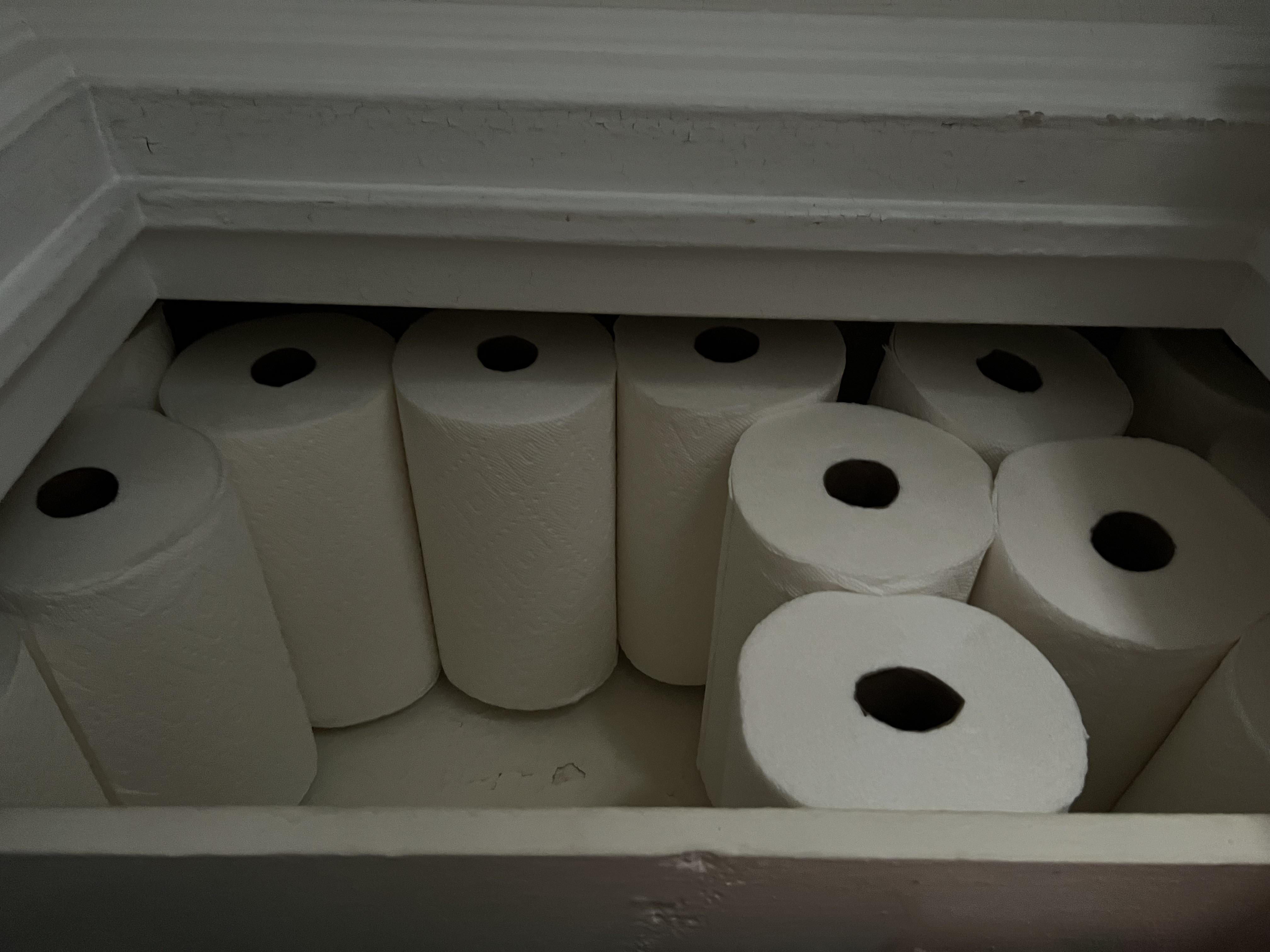 Paper towels accidentally form a keystone arch | Scrolller