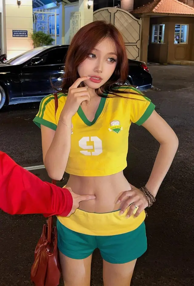 Belly button poke | Scrolller