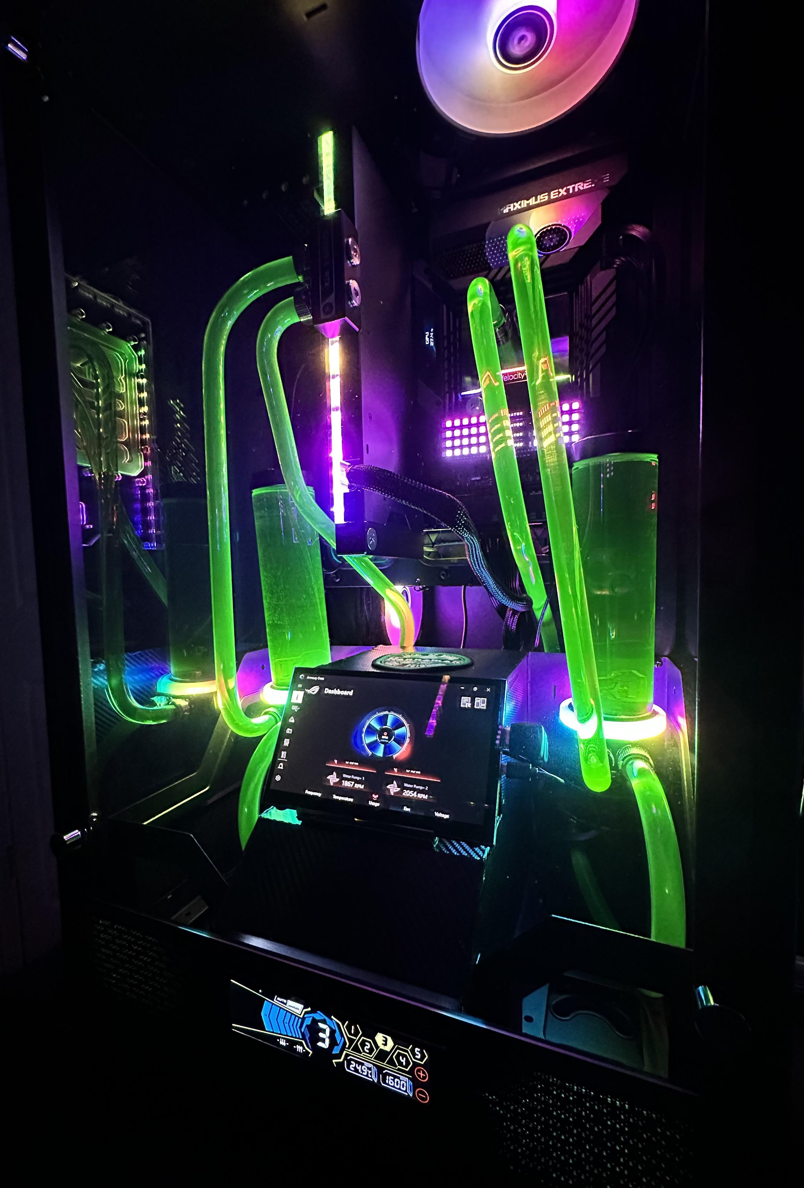 First watercooled build. It’s always been my dream to give it a shot, I’m so happy it worked ...