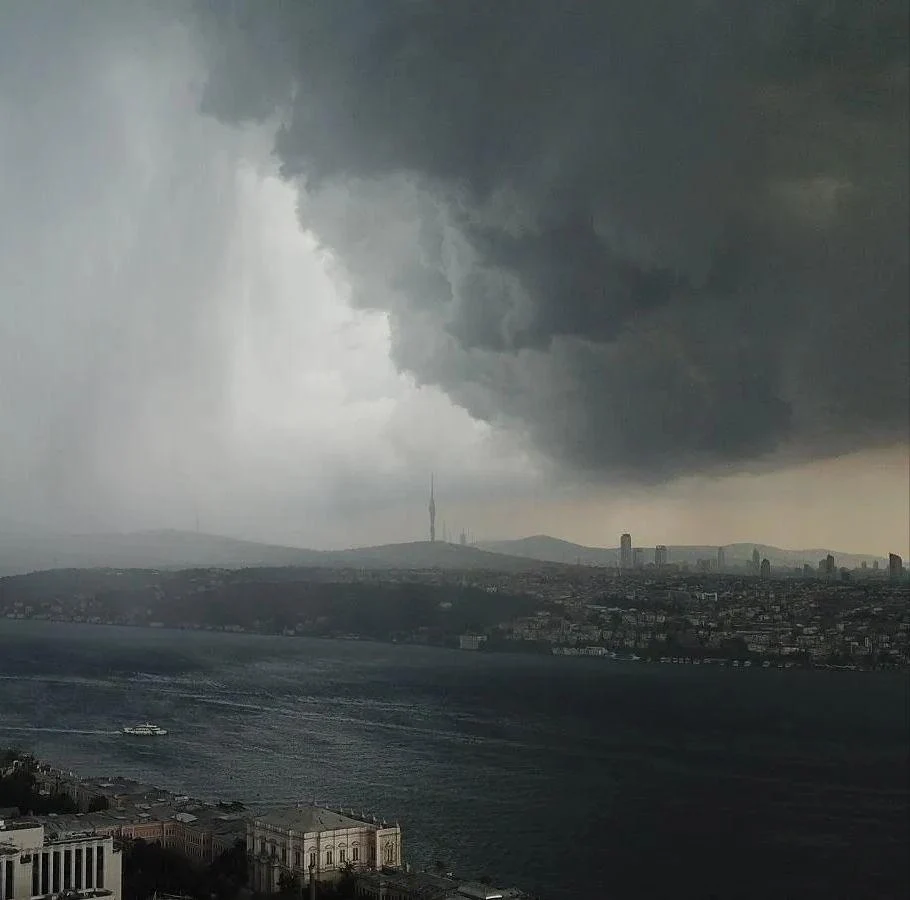 Light and Dark in istanbul | Scrolller