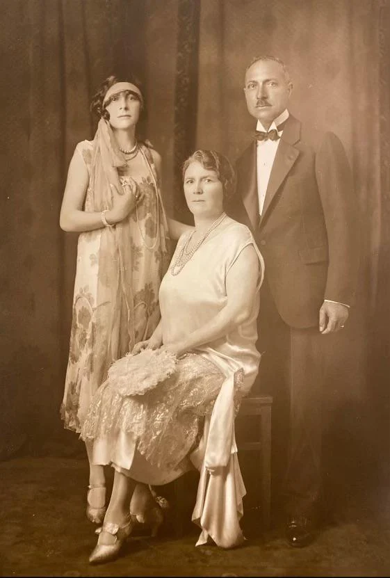 My great 3x grandparents and great 2x grandmother (1920) | Scrolller