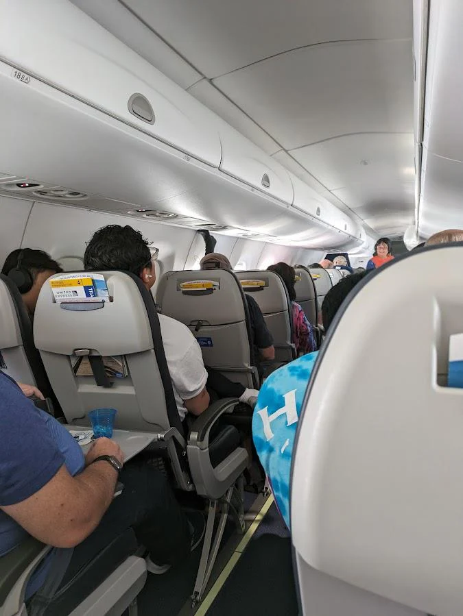 This person sticking their foot up multiple times in a 3hr flight | Scrolller