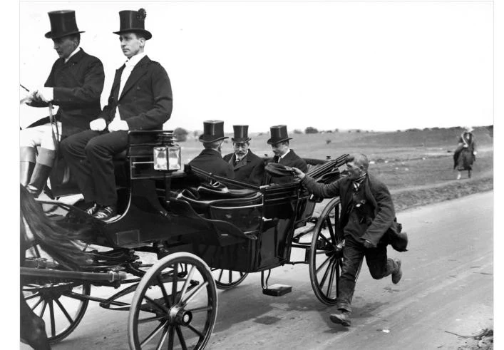 A poor man running alongside King George V's coach, 1920. | Scrolller