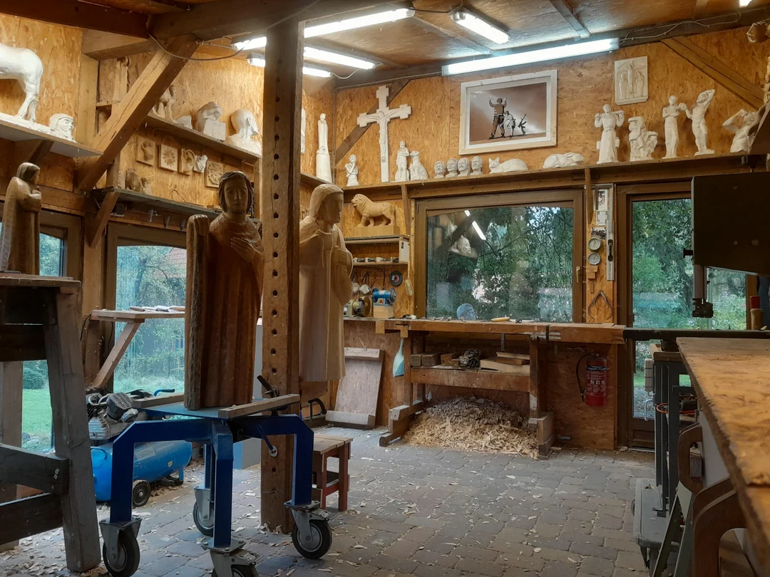 my tiny workshop in the middle of nowhere | Scrolller