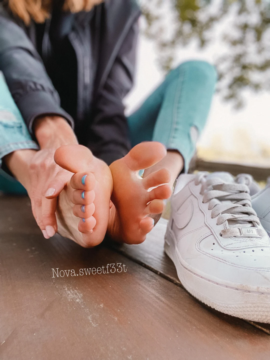 I’m craving some helping hands for a nice foot rub… | Scrolller