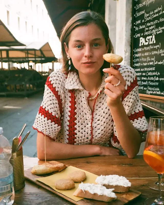 Emma Corrin | Scrolller